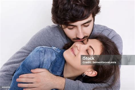 흰색 배경 위에 절연 사랑 커플입니다 젊은 남자를 포용 하 고 키스 하는 그의 여자 친구 관능적인 젊은 사람 사이의 관계입니다