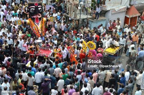 악령으로부터 도시를 보호하기 위해 마르바트 축제를 축하하는 정체불명의 사람들의 군중 거리에서 악한 세력의 동상 행렬 관광에 대한 스톡 사진 및 기타 이미지 Istock