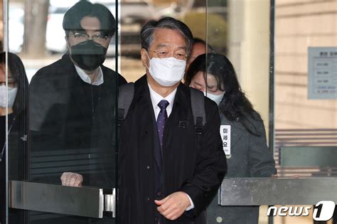선관위 부정 채용 송봉섭 전 사무차장 첫 재판서 혐의 부인