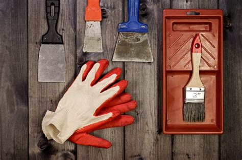 다양한 작업 페인팅 도구 세트 주걱 브러시 트레이 및 복사 공간이있는 어두운 나무 배경에 작업 장갑 0명에 대한 스톡 사진 및 기타 이미지 Istock