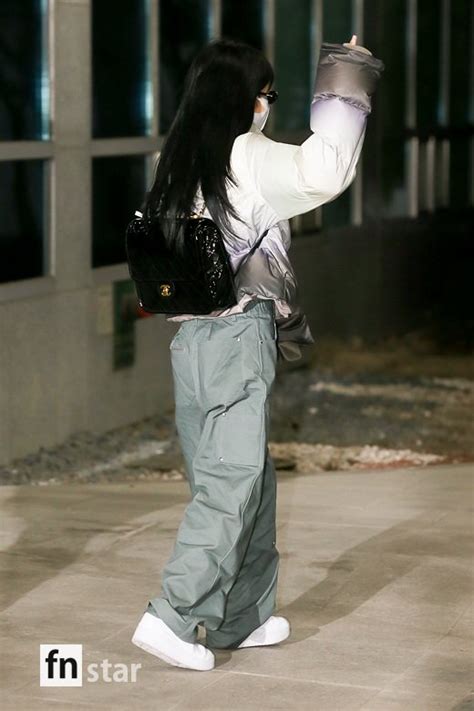 [포토] 블랙핑크 제니 속보로 걸으며 손인사 Fn스타