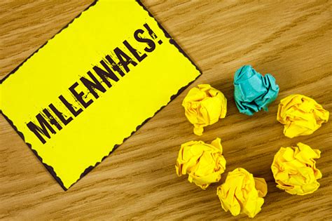 필기 텍스트 Millennials 동기 호출입니다 1980 년대에서 2000 년대 나무 배경 구겨진 종이 공 옆에 스티커 메모