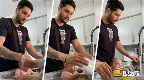 Papá baña a su bebé mientras lava los trastes VIDEO