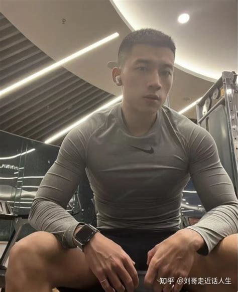 白袜健身肌肉帅哥，很搭的爷们好猛 知乎