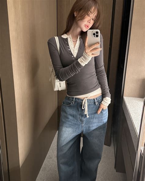 파티수 슬림한 핏으로 이너로도 코디하기 좋으며 심플한 디자인으로 어떤 스타일에도 매치하기 좋은 티 크롭 기장의 빈티지한 프린팅이 포인트인 크롭 롱 슬리브 티 와이드한