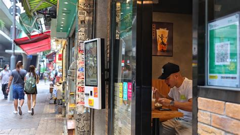 林鄭料放寬防疫措施確診個案勢增 預告較高風險活動參加者須快測