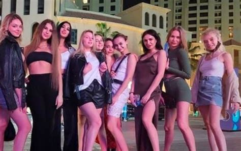 Detuvieron A 40 Modelos Por Posar Desnudas En Balcón De Dubái Penas