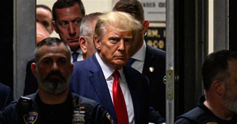 Objet De 34 Chefs Daccusation Donald Trump Plaide Non Coupable