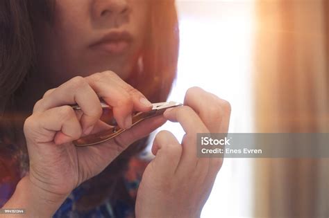 클로즈업에 대 한 아름다움 치료 매니큐어를 받는 여성 손가락의 손톱 가꿔주기에 대한 스톡 사진 및 기타 이미지 가꿔주기