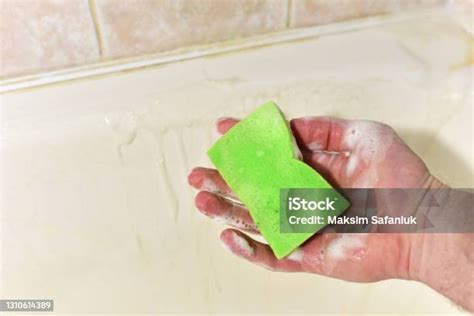 세탁 하는 동안 세제와 거품 스폰지 주방 욕실 또는 화장실 청소 설거지 및 배관 가사 집안일에 대한 스톡 사진 및 기타 이미지 가사 집안일 가정 생활 가정 주부