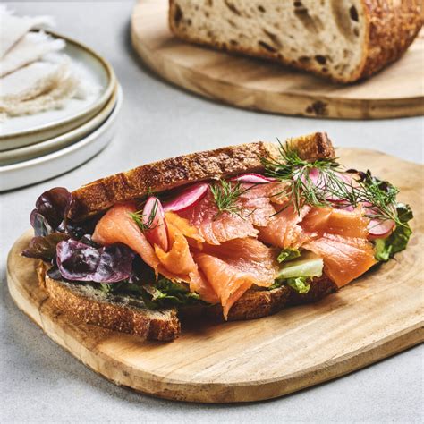 Sandwich På Surdeigsbrød Med Røkt Laks Dill Og Reddik Kreativ Catering