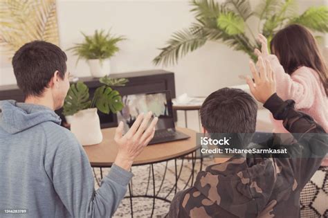 집에서 함께 예배하는 아버지 가족 및 아이들과 함께기도하는 아이들 디지털 스트리밍 교회 서비스 사회 분열 잠금 개념 교회에 대한