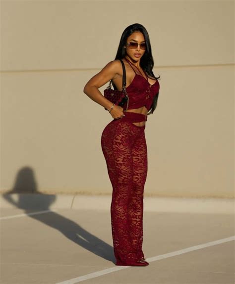 Instagram Babe Virginia Sanhouse Shows Off Modelling Skills With Sexy