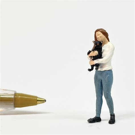 Mulher Em Pé Com Cachorro Chihuahua No Colo Cabelo Liso Jardim No Pote