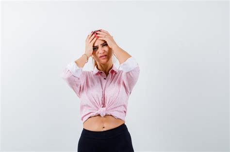 Retrato De Mujer Joven Tomados De La Mano En La Cabeza En Camisa Casual