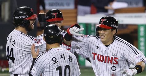 김현수 만루홈런 Lg 잔루 16개 Kia 완파하고 선두 수성