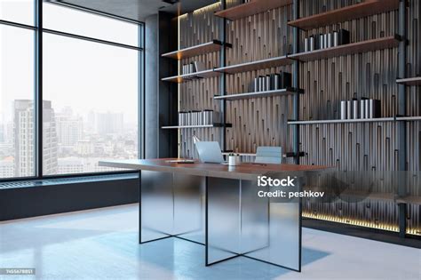 세련된 투명 작업 테이블 현대적인 노트북 파노라마 창에서 바라보는 도시 전망 어두운 벽 책장 배경이 있는 현대적인 사무실 캐비닛의 투시도 3d 렌더링 0명에 대한 스톡 사진