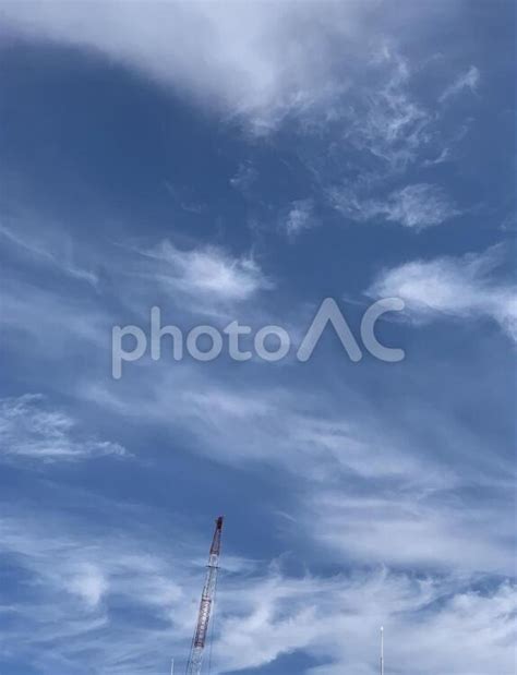 空にそびえるクレーン No 2816108｜写真素材なら「写真ac」無料（フリー）ダウンロードok