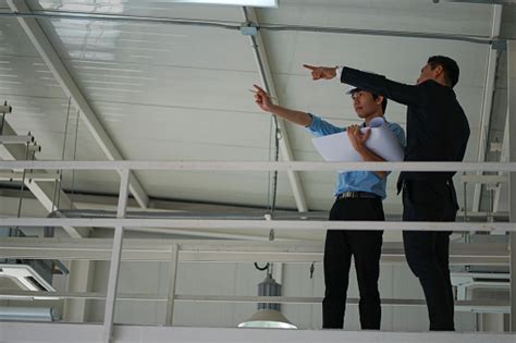 아시아 기술 엔지니어 건설 업계 의 정장 정장에 사업가와 안전 하드 햇 회의 2명에 대한 스톡 사진 및 기타 이미지 2명 30 34세 40 44세 Istock