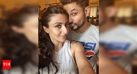 Soha Ali Khan Shares A Quirky Selfie With Hubby Kunal Kemmu Hindi
