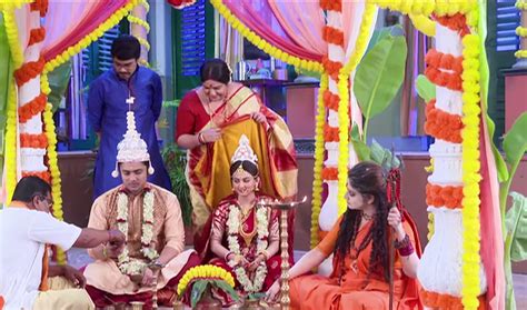 Neem Phooler Madhu বৌ বেরোতেই বিয়ের পিঁড়িতে সৃজন বাবুউউ মাকে টাইট