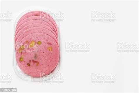 흰색 배경에 플라스틱 포장에 피스타치오 조각이있는 고기 소시지의 둥근 조각 건강한 식생활에 대한 스톡 사진 및 기타 이미지