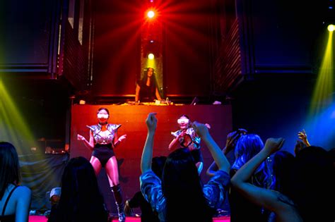 디스코 나이트 클럽에서 무대에서 Dj의 음악 비트에 맞춰 춤을 추는 사람들 그룹 2021년에 대한 스톡 사진 및 기타 이미지 2021년 Dj Live Event