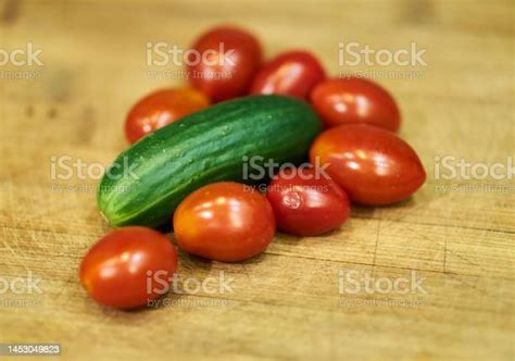 흐릿한 배경을 가진 나무 테이블에 신선한 오이와 잘 익은 반짝이는 토마토의 근접 촬영 0명에 대한 스톡 사진 및 기타 이미지