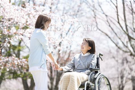 介護職員の手を握る車椅子のシニア女性 121038315 の写真素材 アフロ