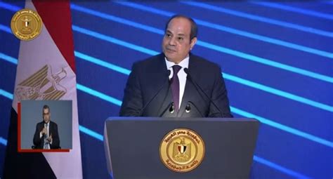 وزير الداخلية يقدم هدية تذكارية للرئيس السيسي في احتفال عيد الشرطة