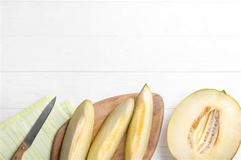 흰색 나무 테이블에 맛있는 허니 듀 멜론 조각 평평한 평지 텍스트 공간 0명에 대한 스톡 사진 및 기타 이미지 0명 건강한
