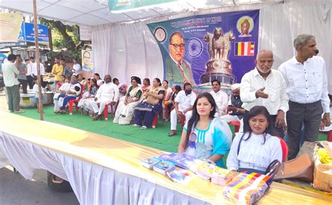 बौद्ध समाज कल्याण समिति महिला मंडल ने बौद्ध वंदना एवं शरबत वितरण कर