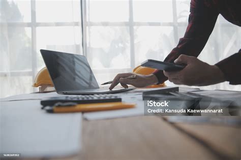 작업 현장 건설 개념에서 모델 구축 및 엔지니어링 도구에 대해 파트너와 함께 작업하는 프로젝트를 위한 청사진 회의에서 도면을 작업하는 엔지니어의 건설 및 구조 개념 개선에