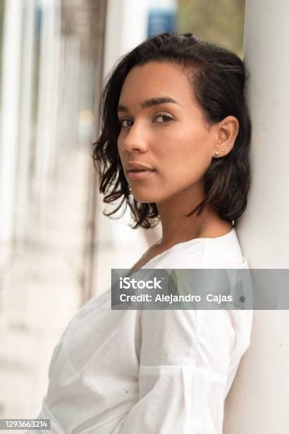 짧은 머리와 곱슬 머리와 젊은 갈색 머리 라티나 여자의 얼굴 여자에 대한 스톡 사진 및 기타 이미지 여자 아름다움 옆모습 Istock
