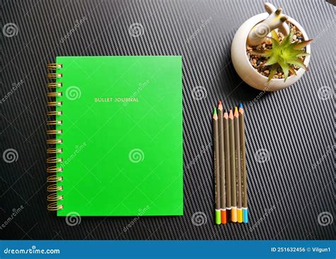 Bloc De Notas Para Dibujar Y Escribir Hojas De Papel Diario Foto