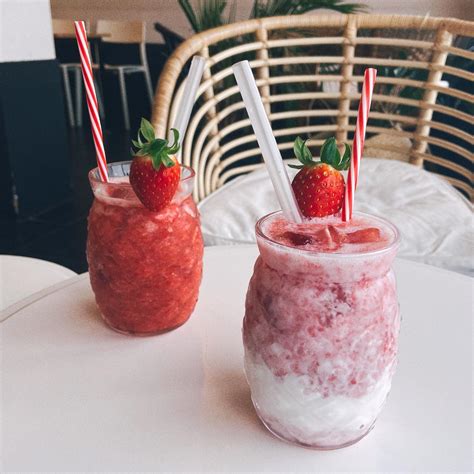 카페멘도롱 딸기우유 딸기주스 시작했어요 싱싱한 제철 딸기로 만든 음료와 디저트들 🍓🍓 지금 멘도롱에서는 딸기축제가 한창입니다💙 Instagram