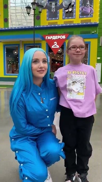 Не отказалась сфотографироваться с фанатами 💙 Youtube