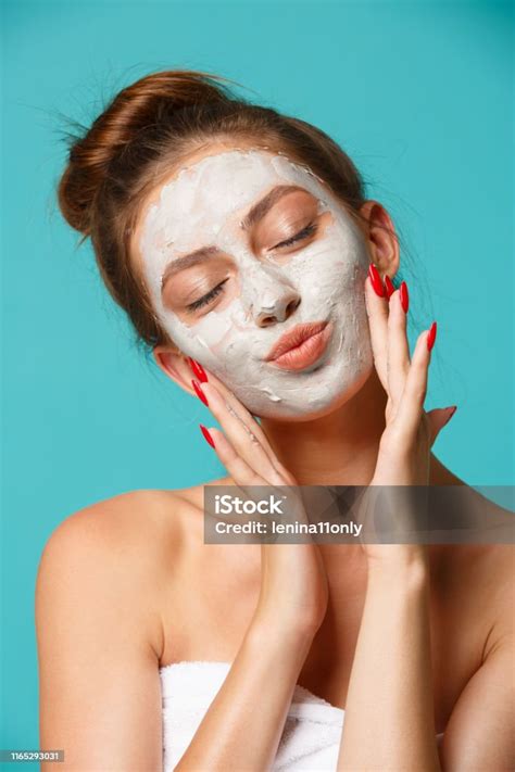 뷰티 트리트먼트 클레이 페이스 마스크를 적용하는 여성 머드테라피에 대한 스톡 사진 및 기타 이미지 머드테라피 페이셜 마스크 피부 관리 Istock