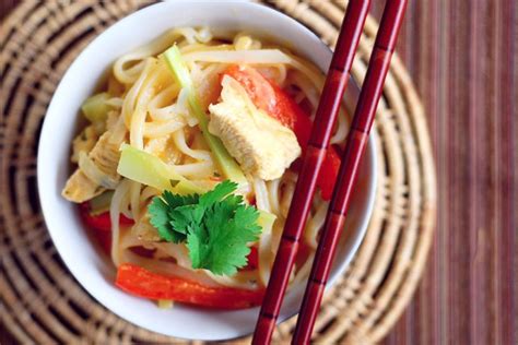 Рисовая лапша по-тайски с кокосовым молоком и карри - рецепт с ...