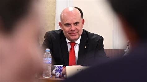 Прегрупиране или радост Иван Гешев може да запази поста си още поне 6