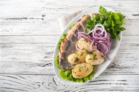 흰색 접시 클로즈업딜과 청어 감자의 형태로 러시아 요리 다진 청어와 양파를 곁들인 감자는 공간을 복사합니다 0명에 대한 스톡 사진 및 기타 이미지 Istock