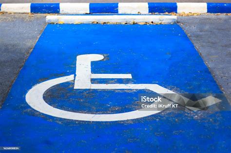 파란색이 흰색으로 번갈아 가며 기호로 사용되는 접근 가능한 주차장 0명에 대한 스톡 사진 및 기타 이미지 0명 Accessible Parking Sign 거리
