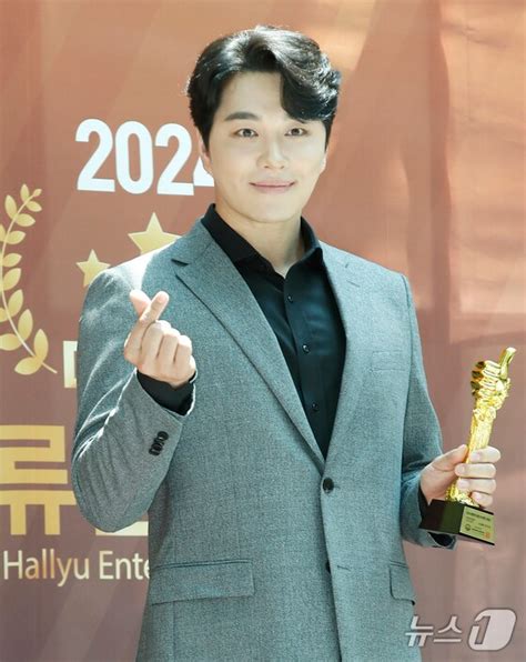 민우혁 근사한 손 하트 뉴스1