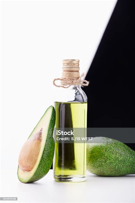 요리에 대 한 자연 아보카도 오일입니다 3 신선한 열 대 과일 아보카도 흰색 테이블에 그것은 검정과 흰색 배경 건강관리와 의술에