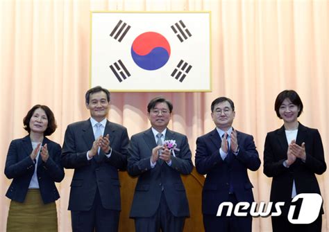취임 기념 촬영하는 김정원 헌재 사무처장 뉴스1