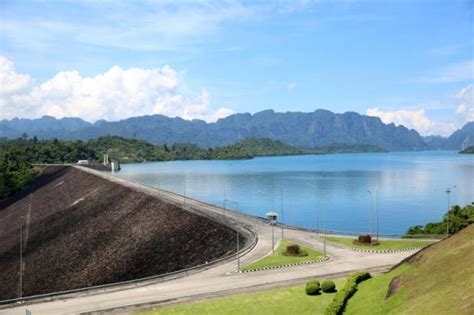 Worlds Biggest Floating Solar Farm Seen Driving Thailands Green Push