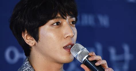 [포토엔]정용하 마이크 들고 노래 대신 인사말