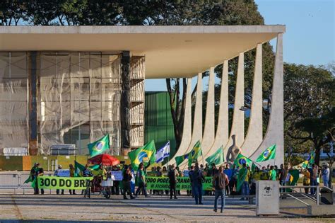 Manifesto A Favor Da Democracia Une Personalidades De Ideologias Diversas