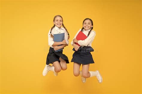 Educación Divertida Niñas Con Uniforme Escolar Compañeros De Clase