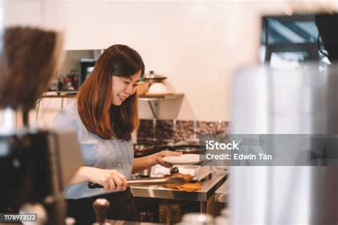 아시아 중국 여성 카페 주인 요리사 요리 및 부엌에서 고객을위한 음식을 준비 건강한 식생활에 대한 스톡 사진 및 기타 이미지 건강한 식생활 고객 교육 강좌 Istock
